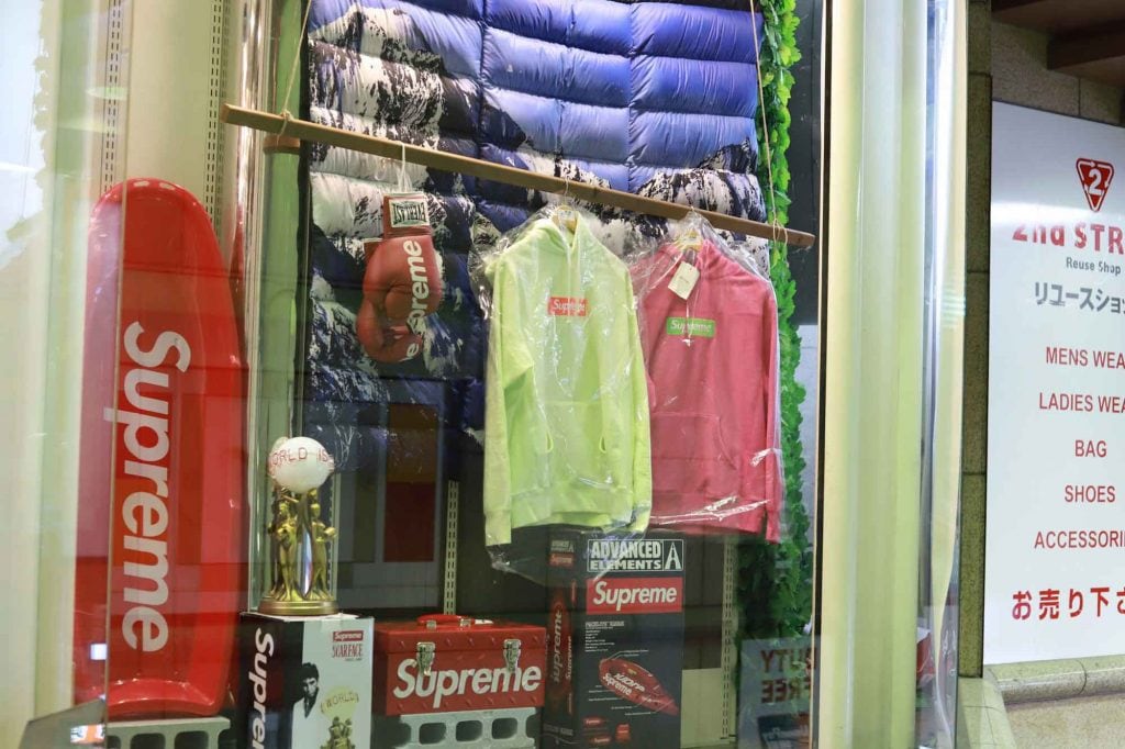 2nd STREET POP-UP第一弾「#supreme1万展」。シュプリームがセカストを彩る。 | knowbrand magazine