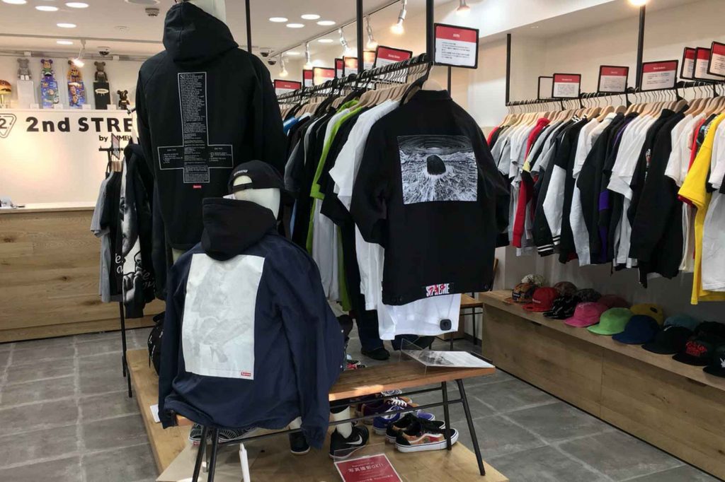 2nd STREET POP-UP第一弾「#supreme1万展」。シュプリームがセカストを彩る。 | knowbrand magazine